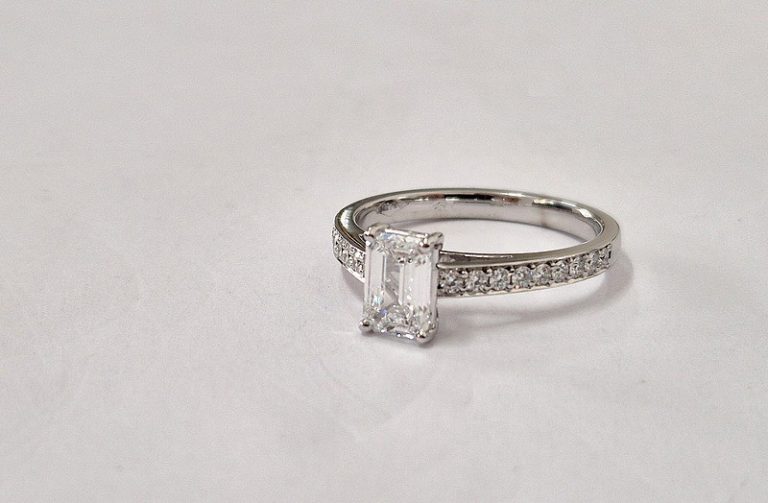 Comment choisir un diamant taille émeraude ? Le guide Hauthentic